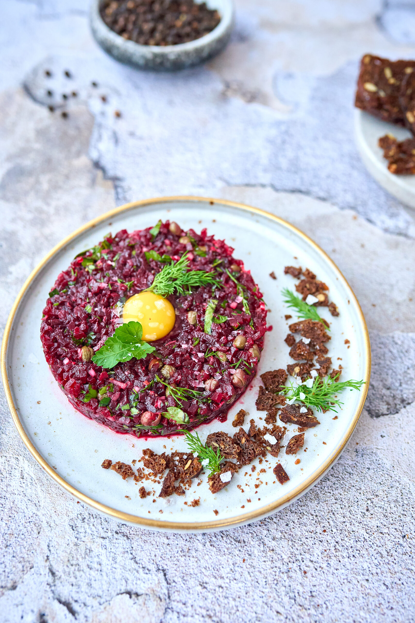 Beetroot tartare with quail egg and crispy rye crumbs - Paula Särekanno